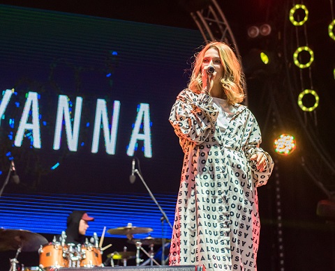 TAYANNA вышла на сцену в пижаме — Feme.ua